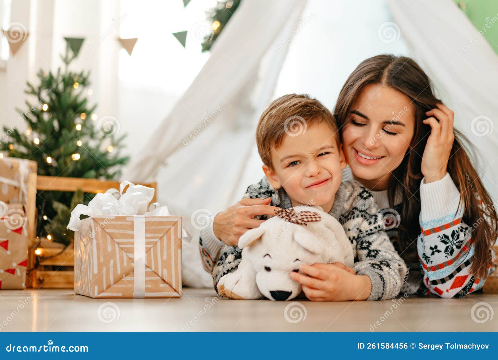 Lycklig Mamma Och Son Som Njuter Av Julklappar Tillsammans I Ett