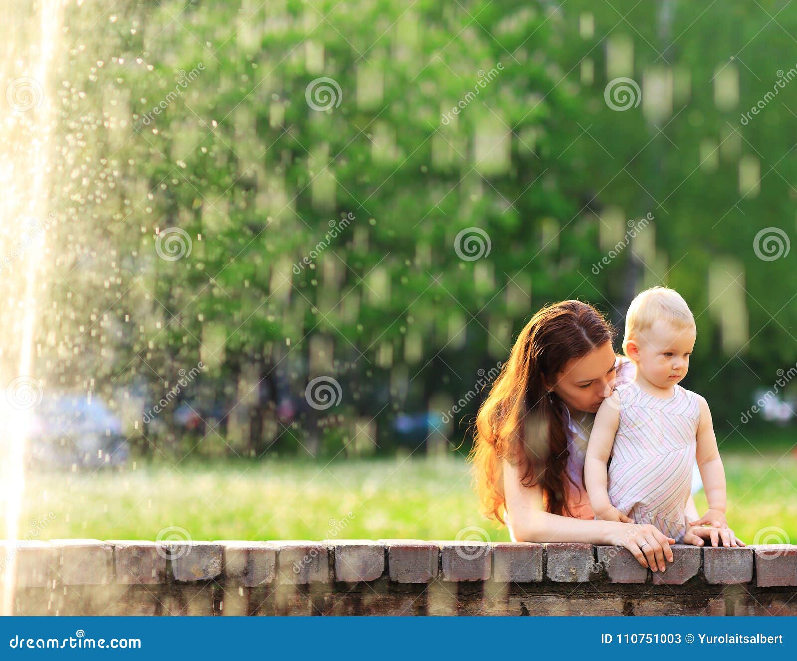 Lycklig Moder Och Dotter Som Tillsammans Skrattar Fotografering För