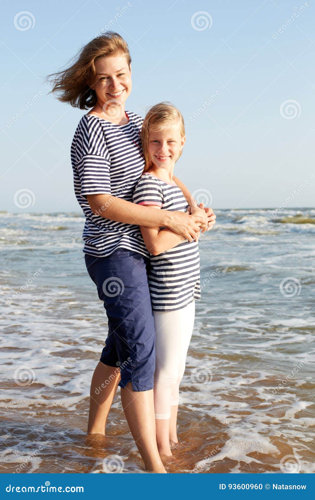 Lycklig Moder Och Dotter Som Tillsammans Utomhus Skrattar Arkivfoto
