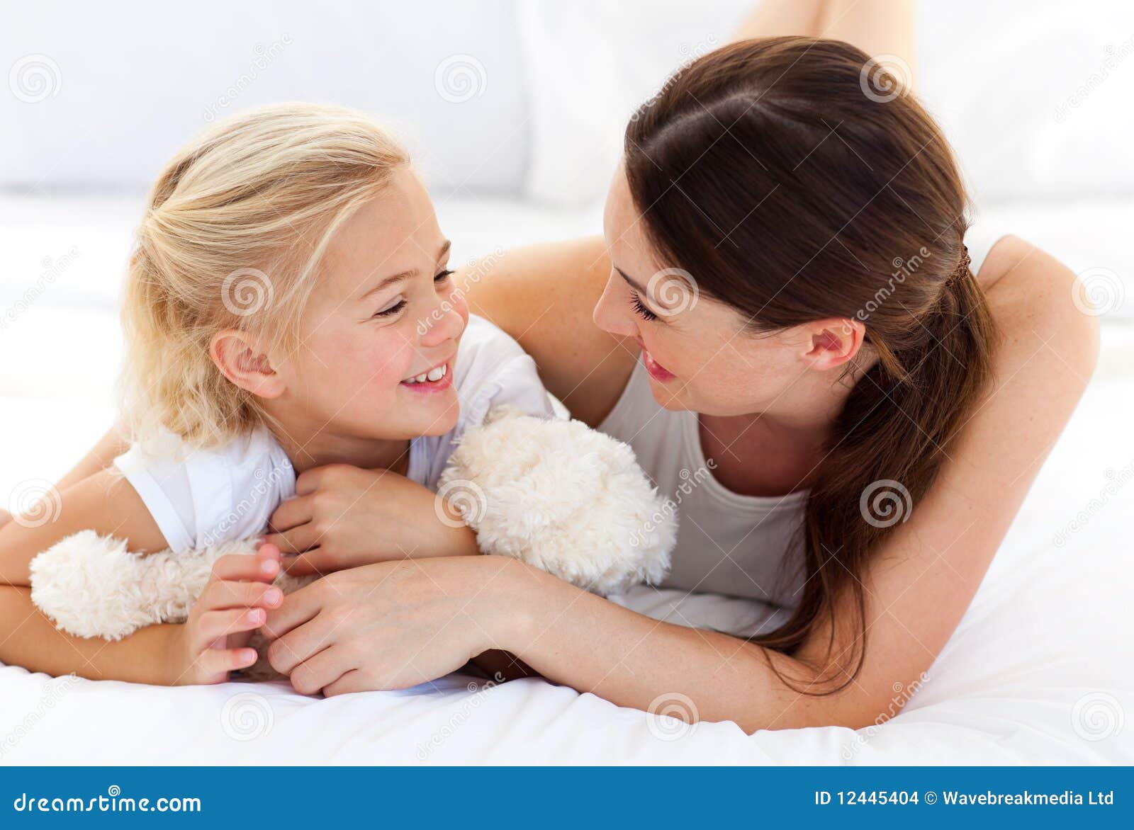 Lycklig Moder Och Henne Dotter Som Tillsammans Leker Arkivfoto Bild