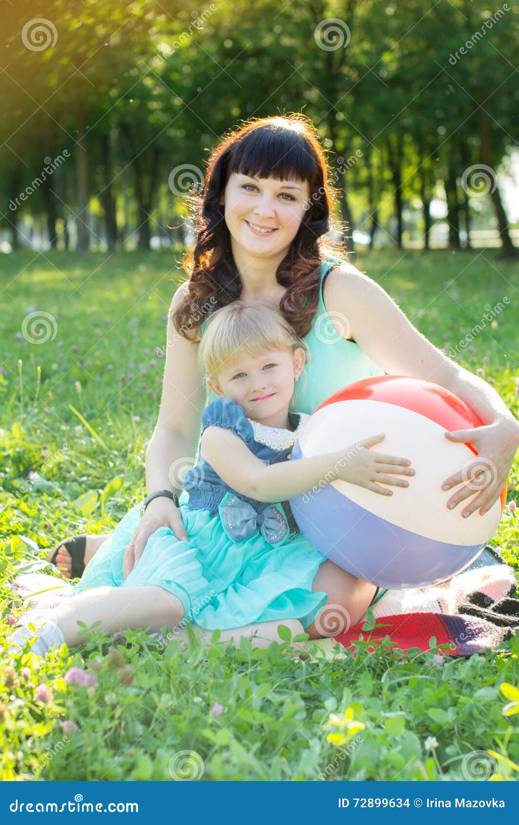 Lycklig Moder Som Kramar Hennes Dotter I Natur Arkivfoto Bild Av