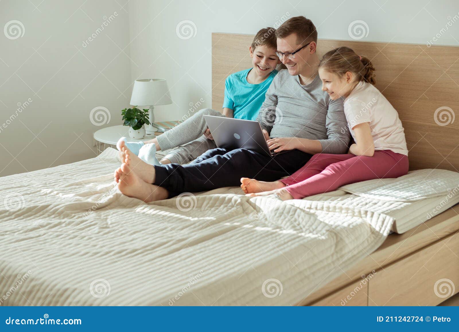 Lycklig Ung Pappa Med Sin Dotter Och Son Som Hade Kul Tillsammans Med