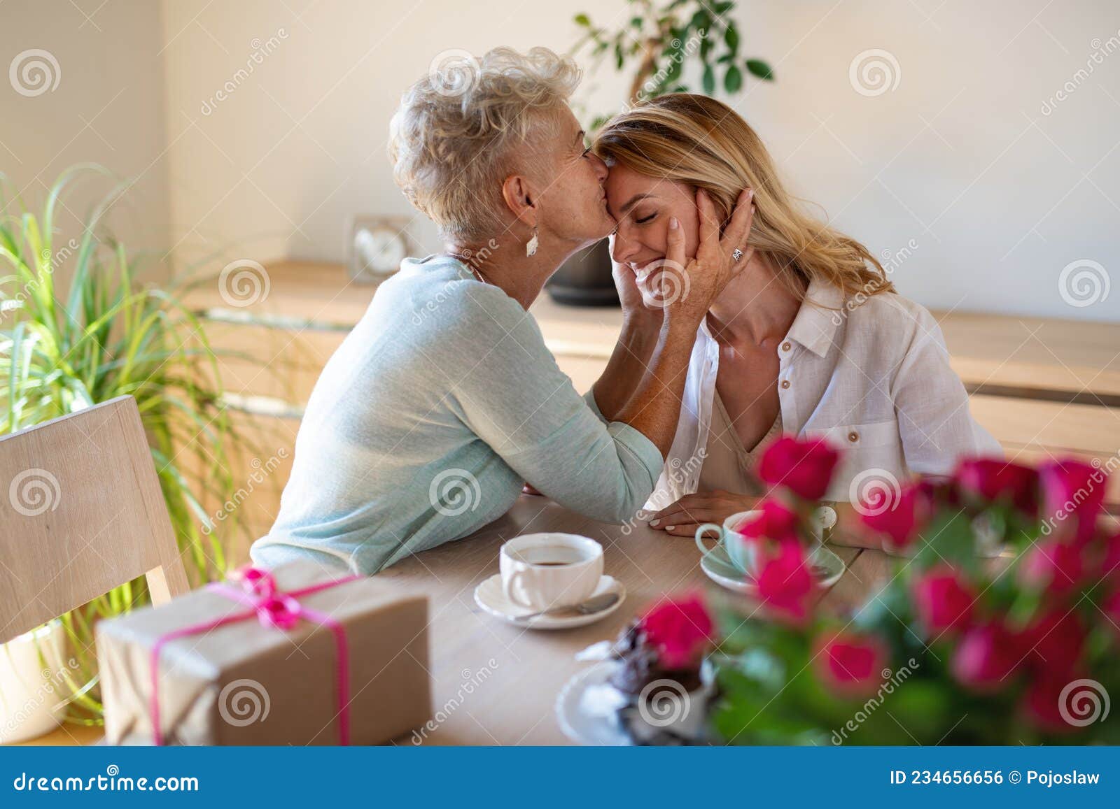 Lycklig äldre Mor Som Har Kaffe Med Vuxen Dotter Inomhus Hemma Och