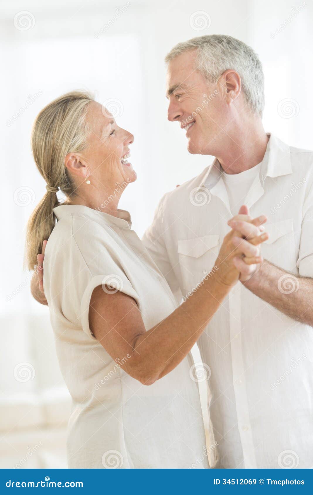 Lyckliga Par Som Hemma Dansar Fotografering för Bildbyråer - Bild av ...