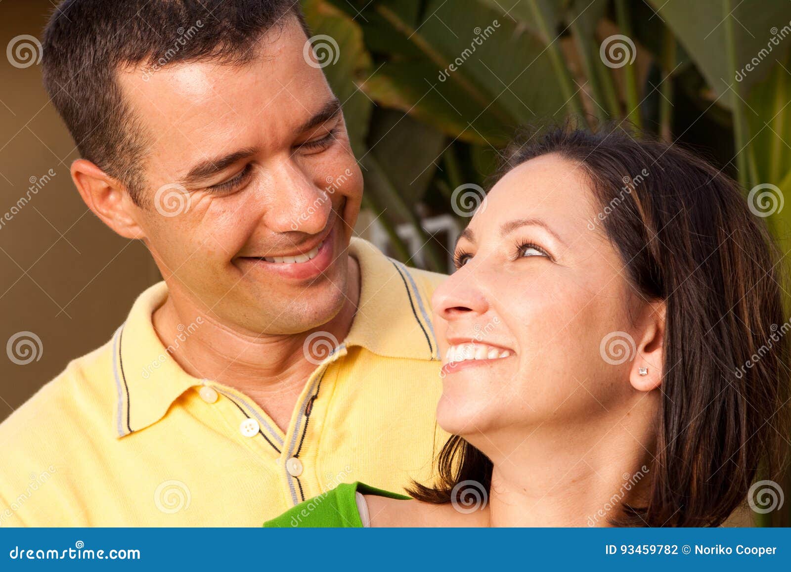 Lyckliga Par Som Ler Och Kramar Arkivfoto - Bild av förälskelse ...