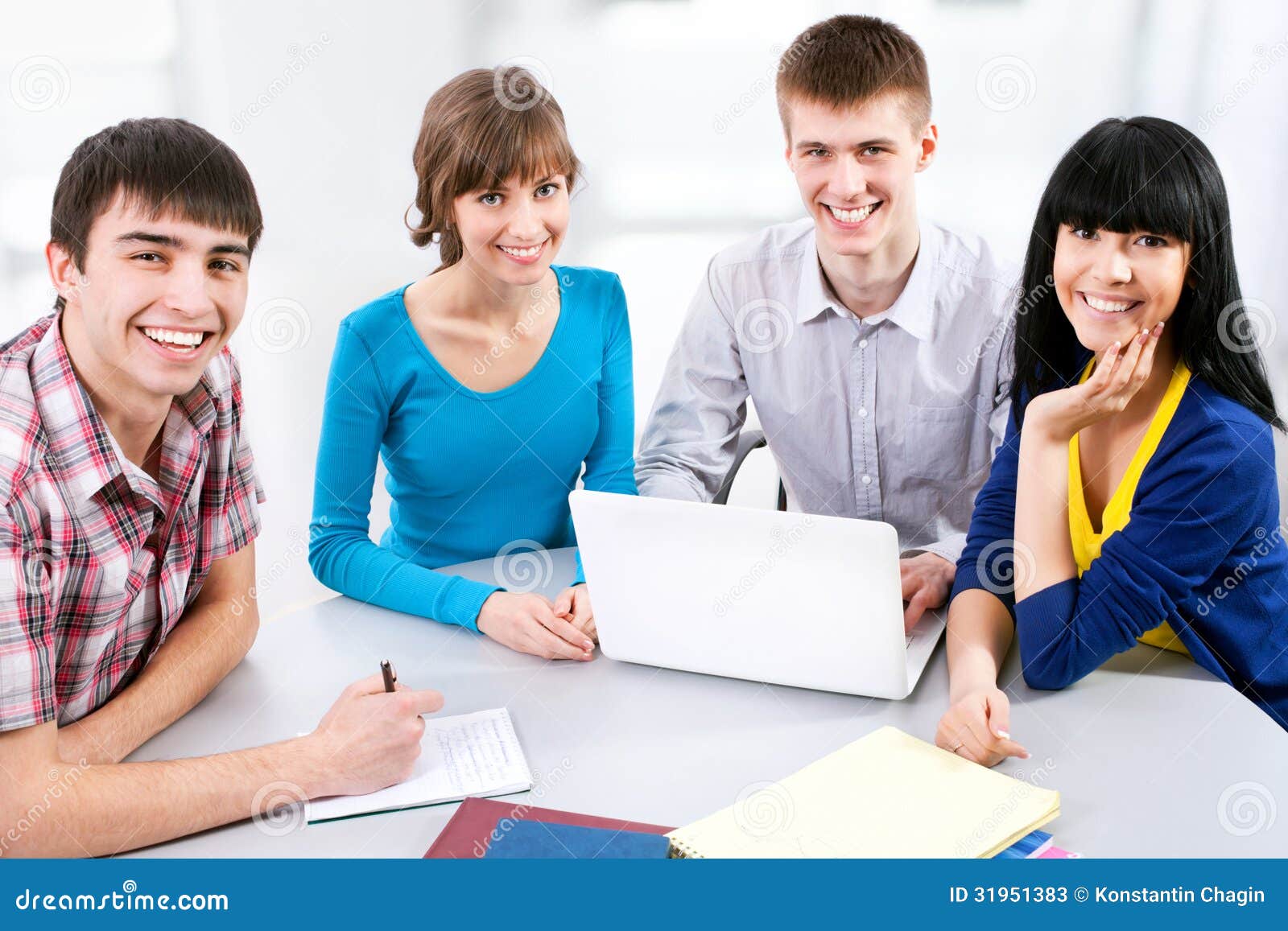 Lyckliga studenter fotografering för bildbyråer. Bild av växelverkan ...