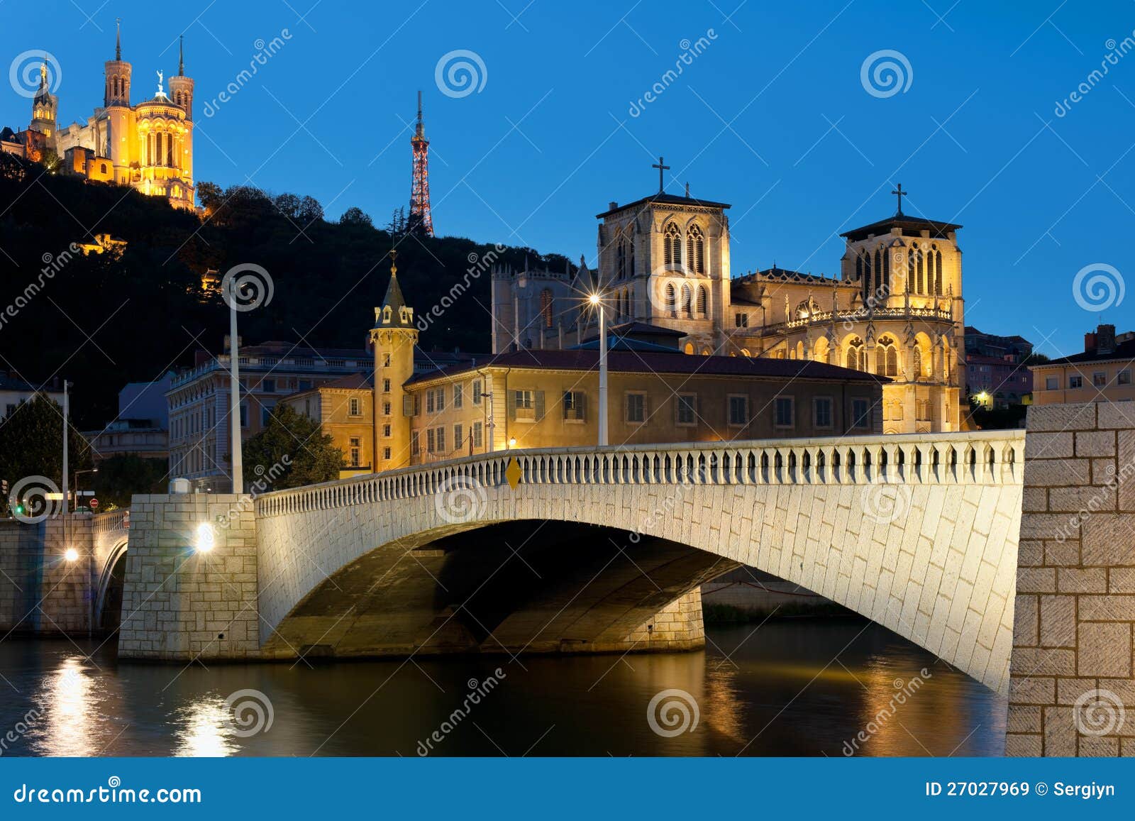 Lyon Au-dessus Du Fleuve De Saone La Nuit Image stock - Image du lyon ...