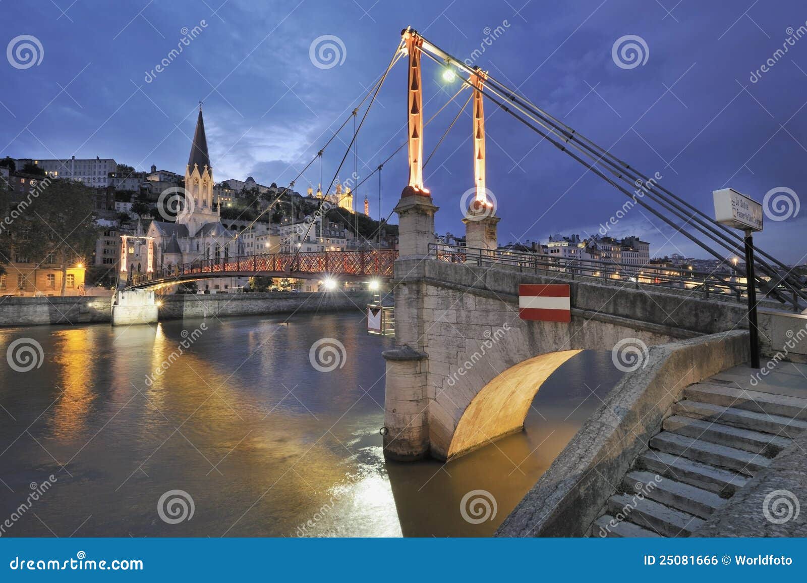 Lyon Et Fleuve Saone La Nuit Photo stock - Image du extérieur, lyon ...