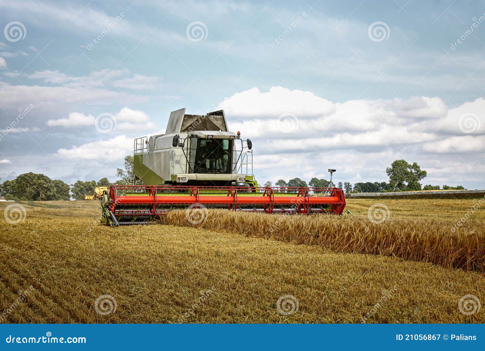 Máquina Segadora En El Maíz Imagen de archivo - Imagen de pista, campo ...