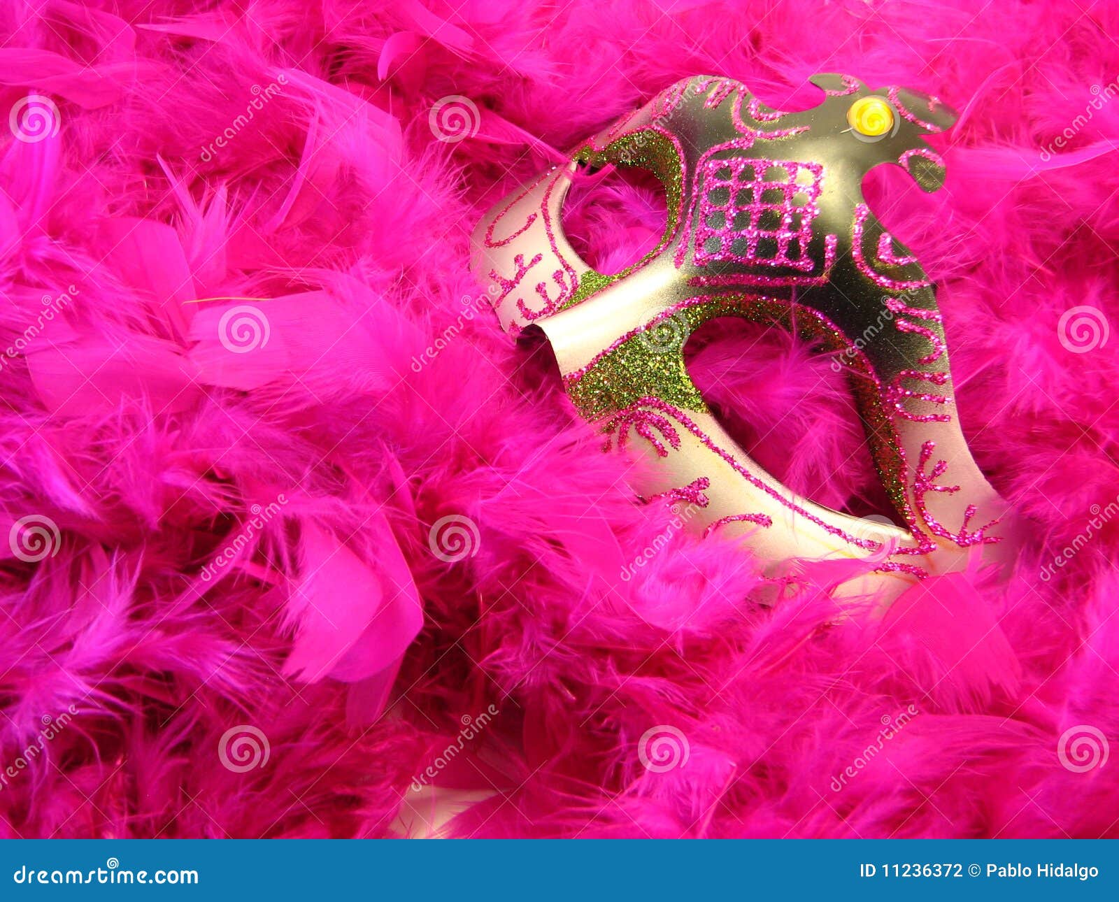 Máscara Del Carnaval Sobre La Bufanda De La Boa De Pluma Foto de ...