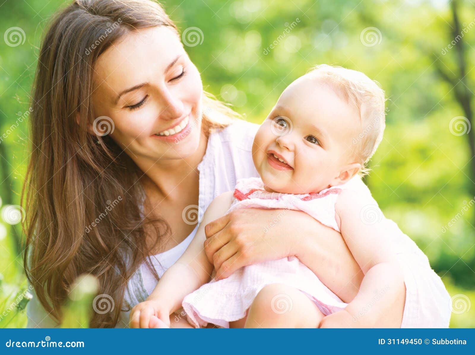 Mãe e bebê exteriores foto de stock. Imagem de jogar - 31149450