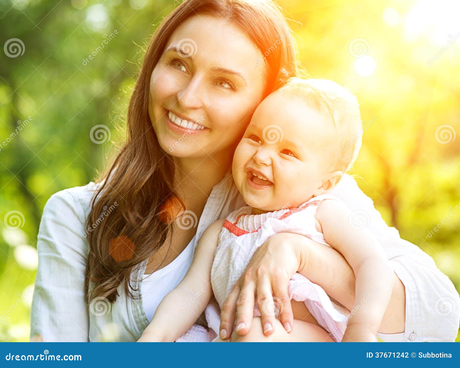 Mãe e bebê fora foto de stock. Imagem de maternidade - 37671242