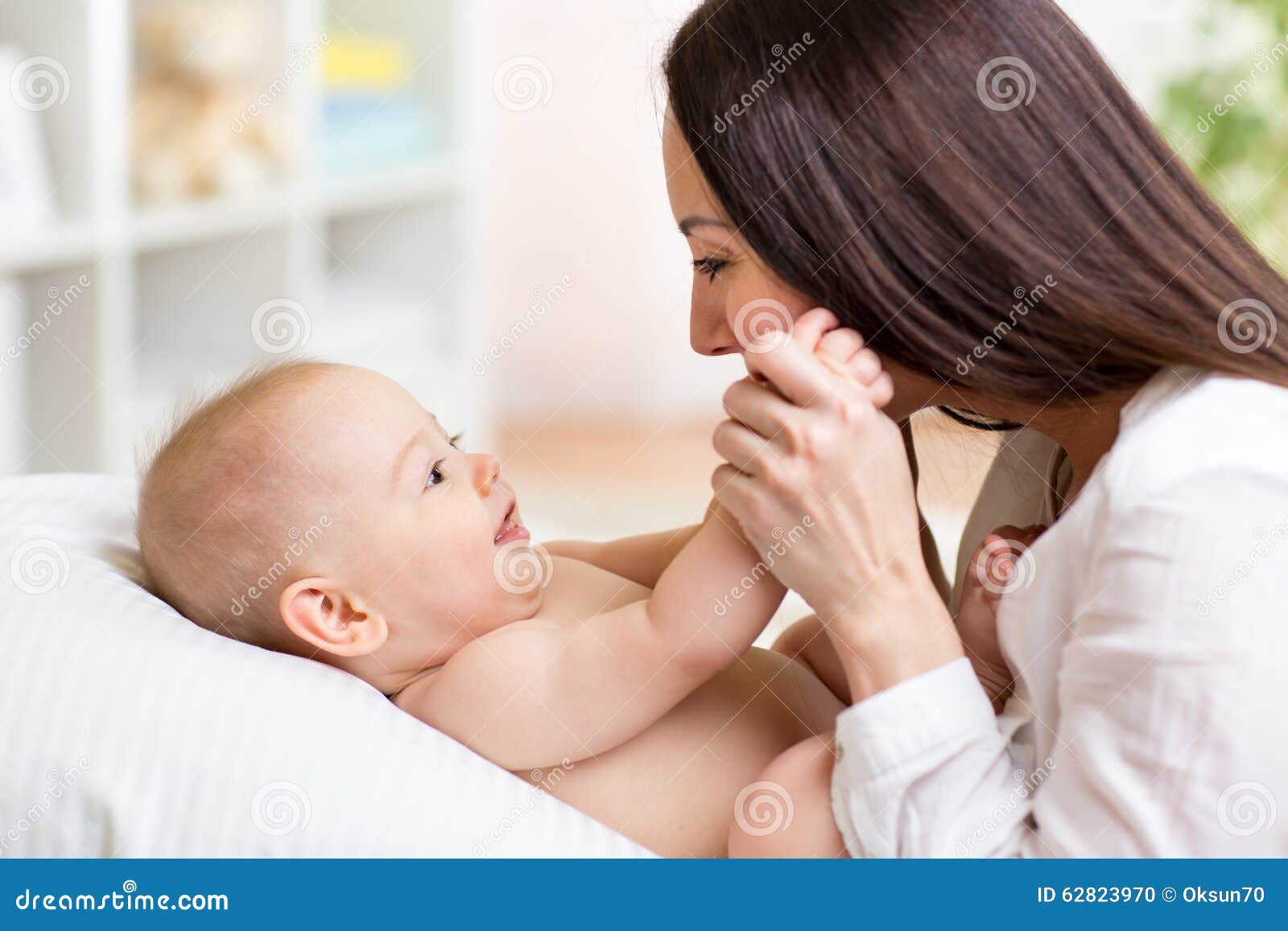 Mãe E Bebê Que Jogam, Rindo E Abraçando Foto de Stock - Imagem de ...
