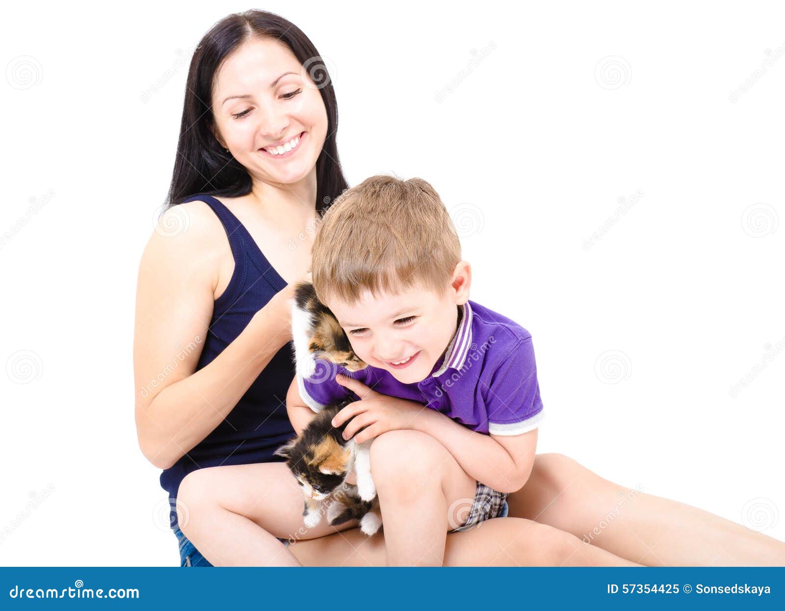 Mãe E Filho Felizes Junto Com Gatinhos Imagem de Stock - Imagem de jogo ...