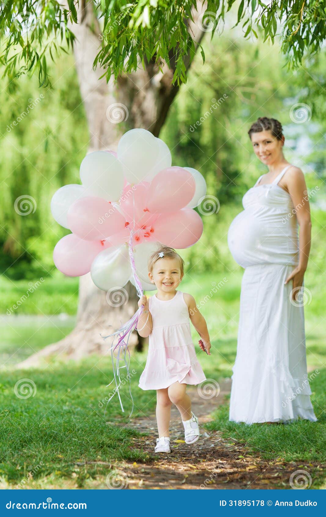 Mãe grávida e sua filha foto de stock. Imagem de felicidade - 31895178