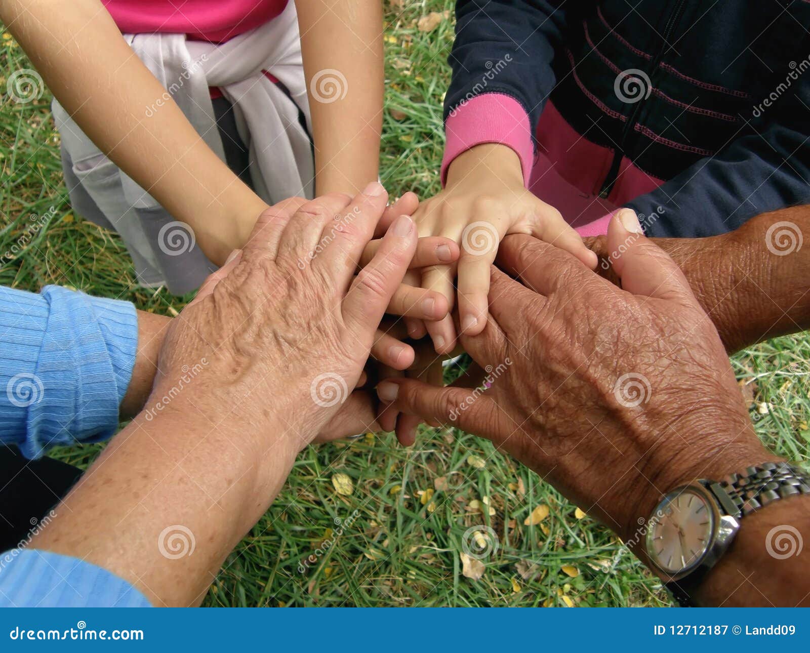 Mãos Conectadas (grandparents E Netos) Imagem de Stock - Imagem de ...