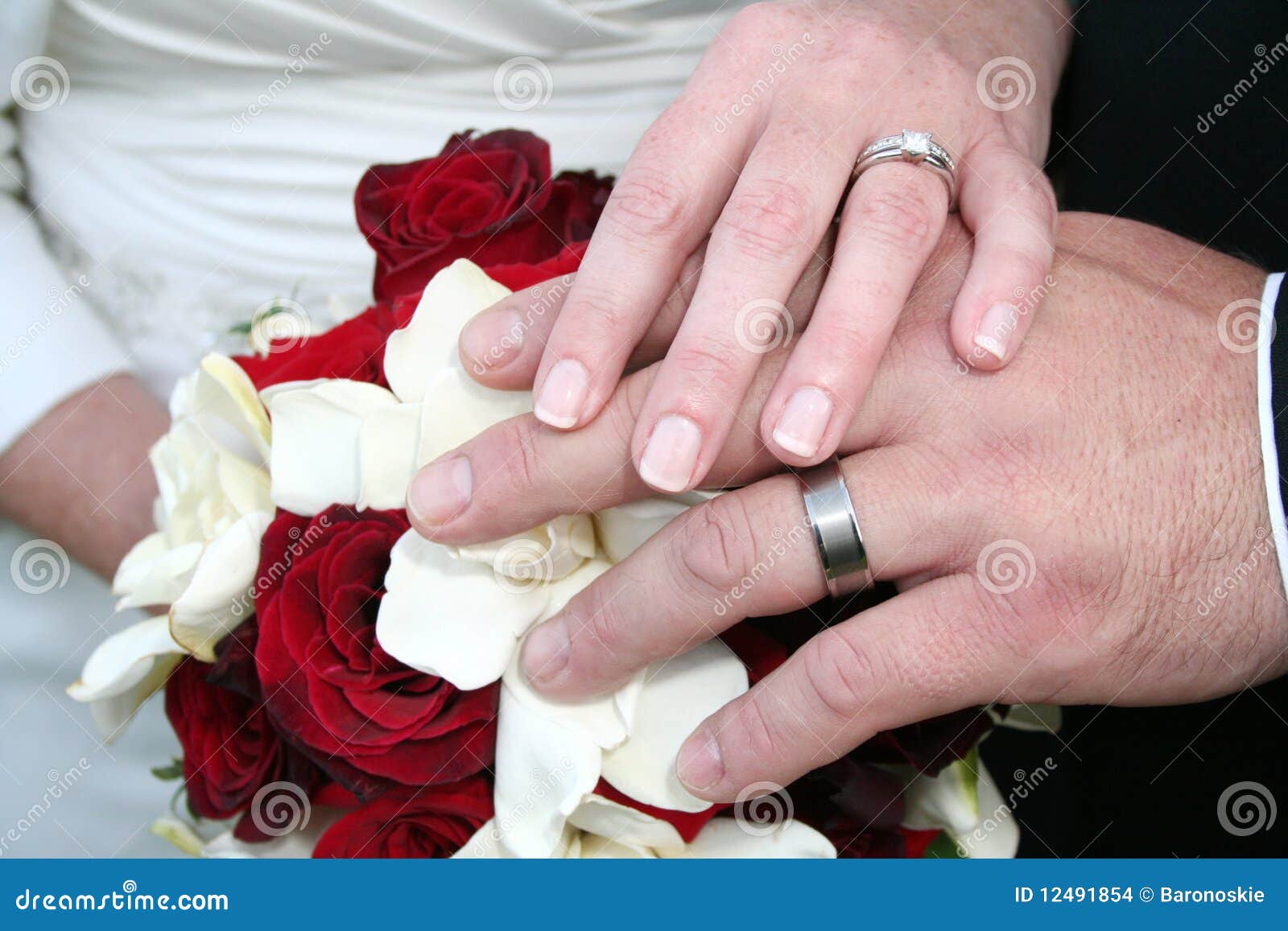 Mãos da noiva e do noivo foto de stock. Imagem de case - 12491854