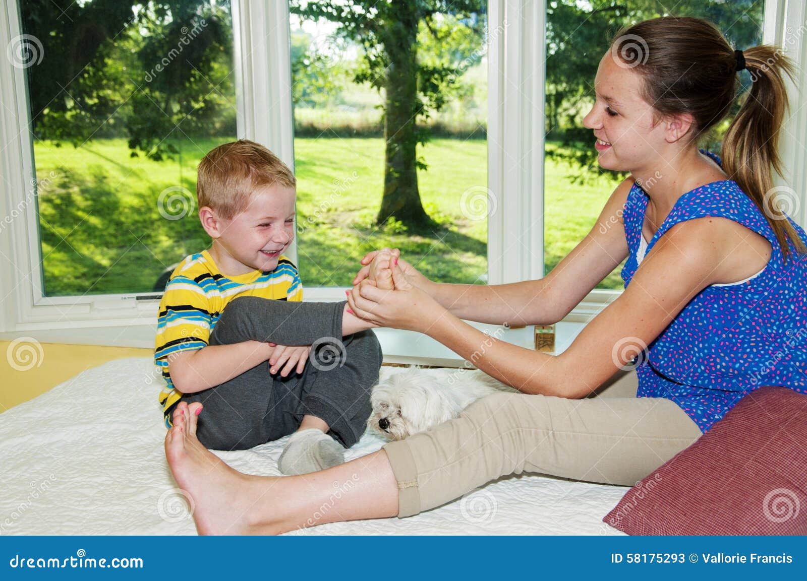 Mädchen, Das Childs Fuß Kitzelt Stockbild - Bild von mädchen, hund ...