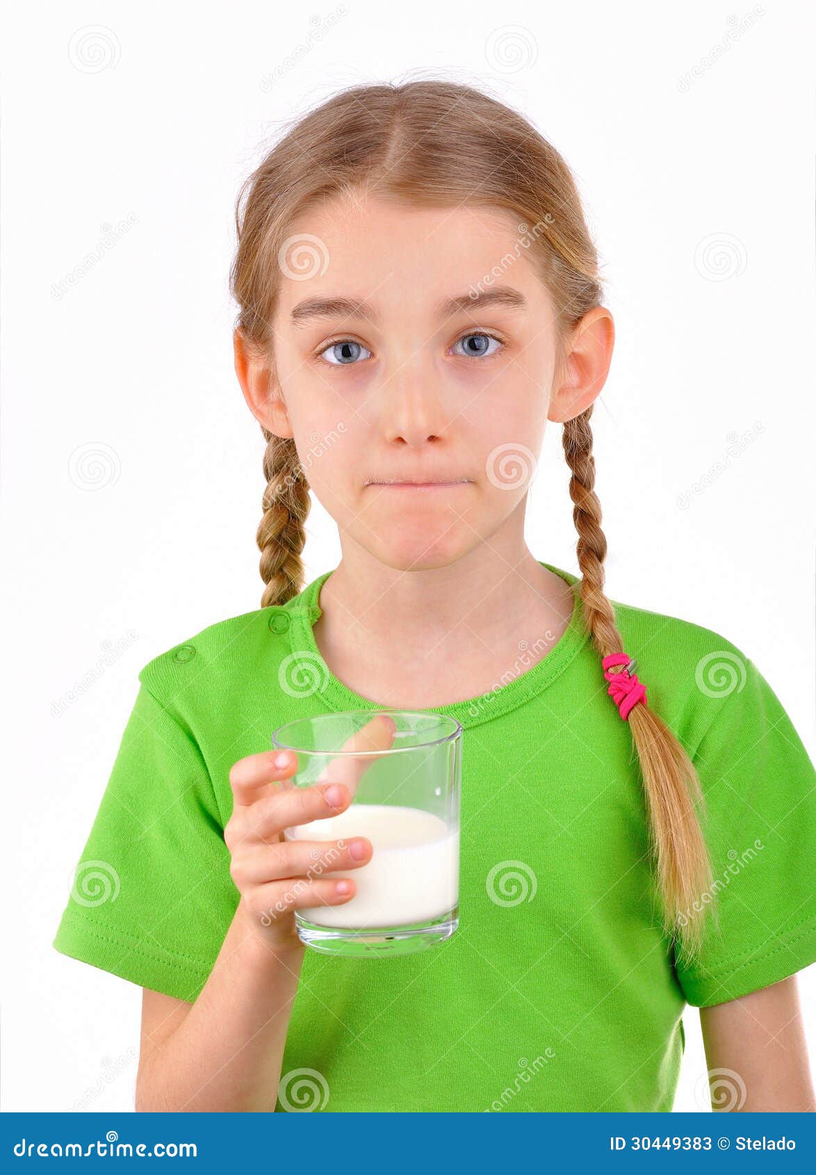 Mädchen, Das Ein Glas Milch Schmeckt Stockbild - Bild von getränk ...