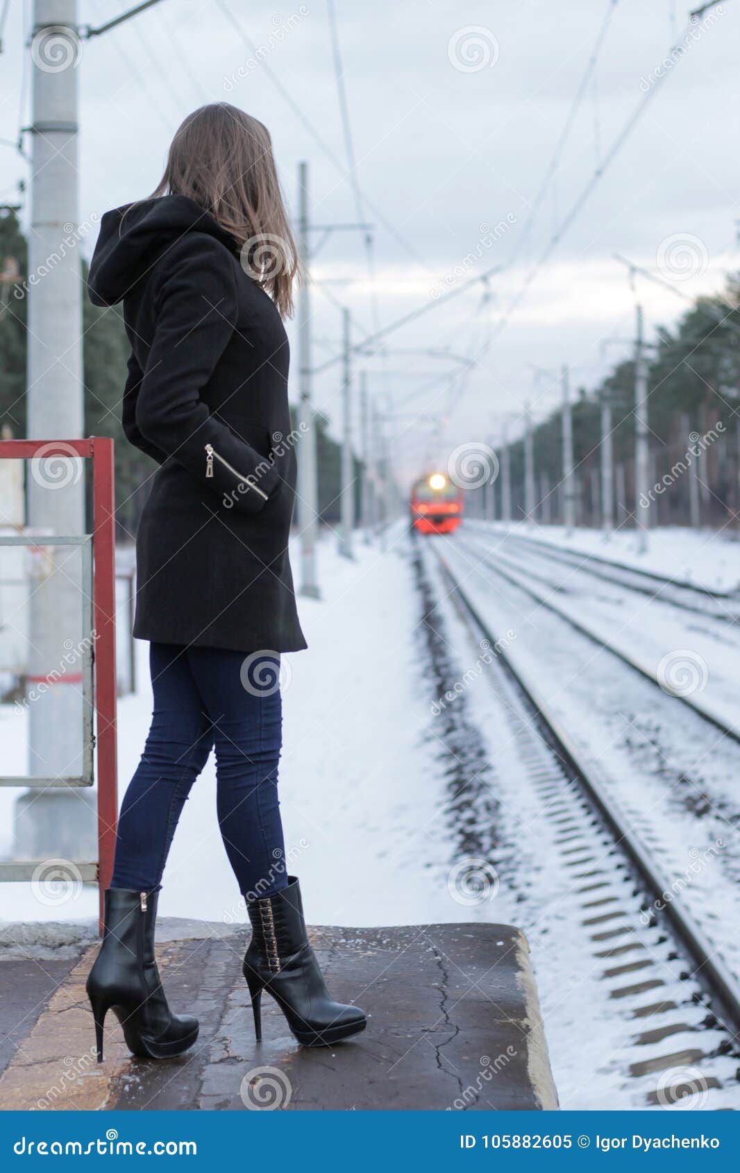 Mädchen, Das Einen Zug Auf Dem Bahnhof Wartet Stockbild - Bild von jung ...