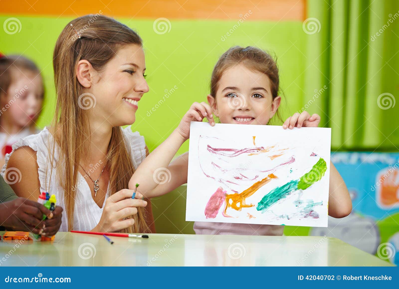 Mädchen, Das Selbst Gezeichnete Malerei Zeigt Stockfoto - Bild von ...