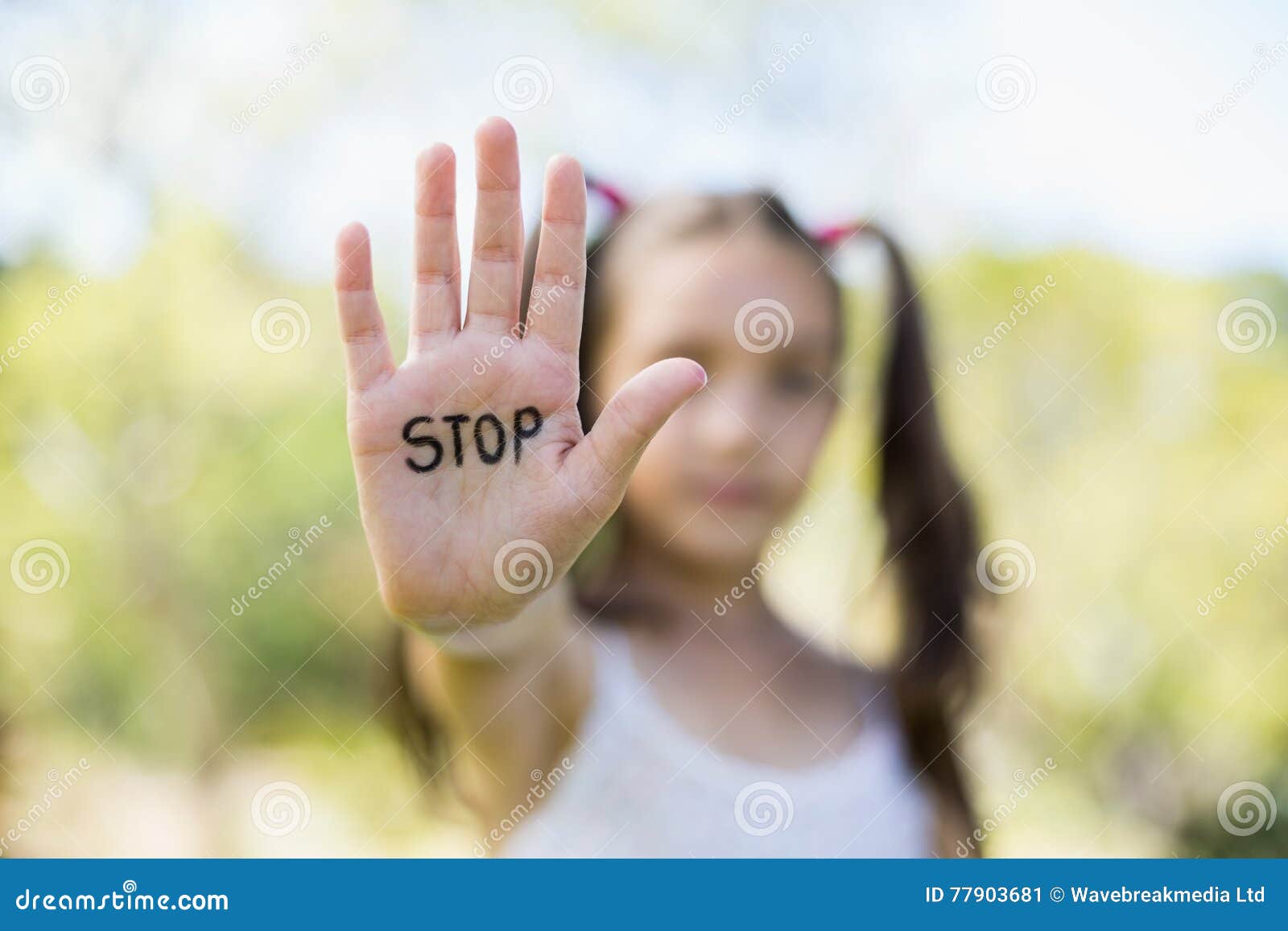 Mädchen, Das Stoppschild Mit Ihrer Hand Macht Stockbild - Bild von ...