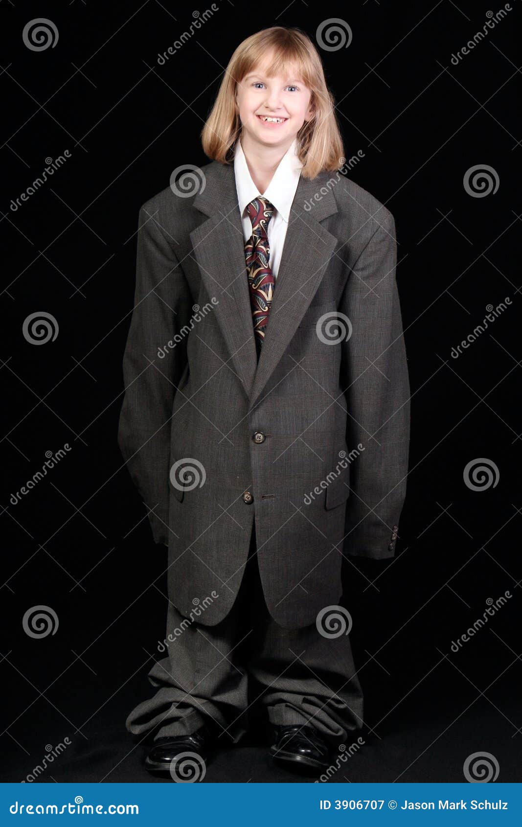 Mädchen im Anzug des Vatis stockbild. Bild von gleichheit - 3906707