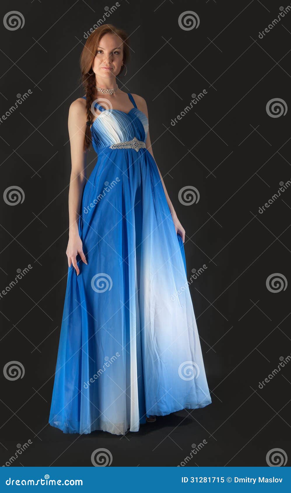 Mädchen Im Eleganten Blauen Kleid Stockbild - Bild von studio, farbe ...