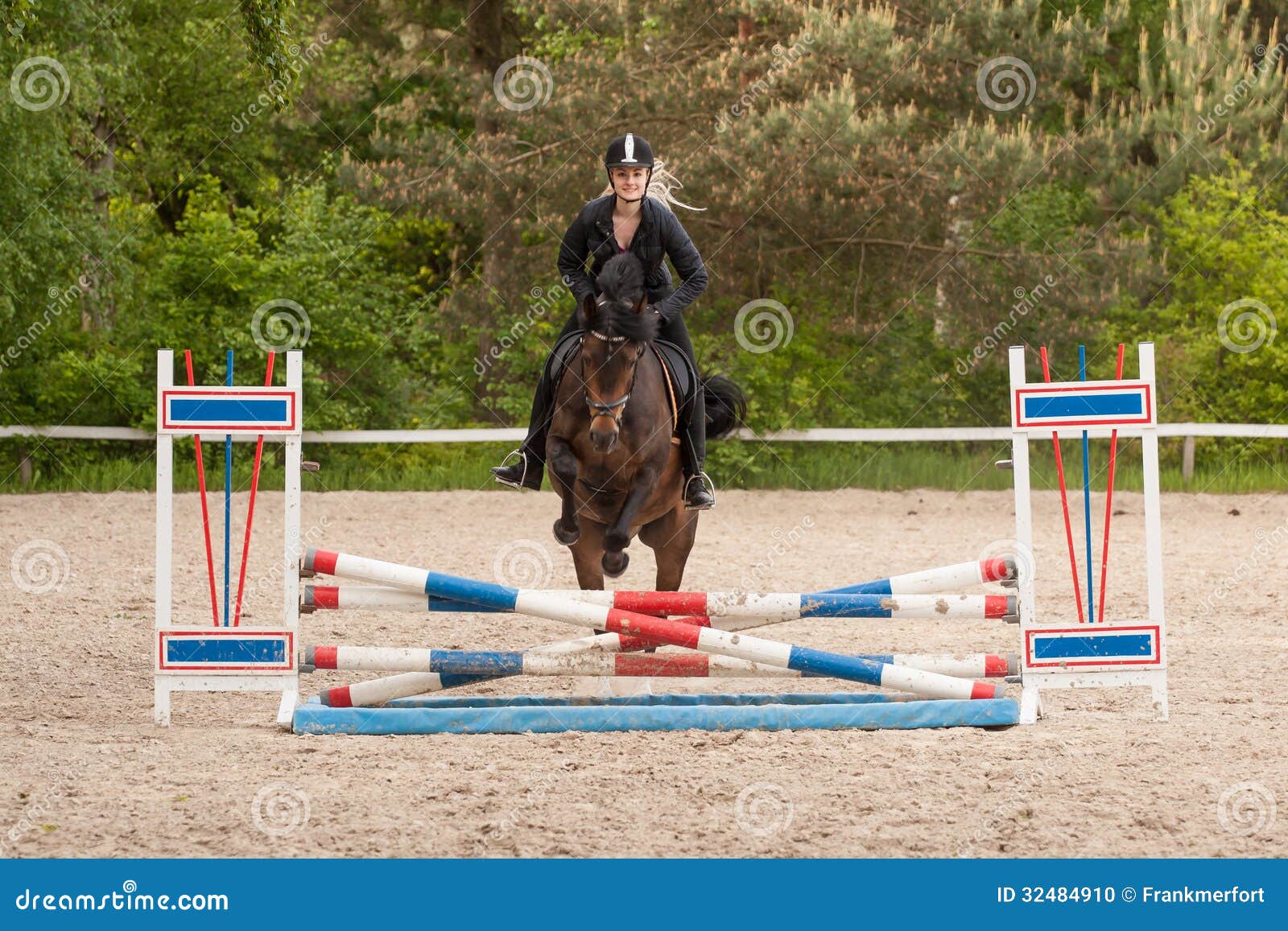 Mädchen Ist Die Show, Die Mit Ihrem Pferd Springt Stockfoto - Bild von ...