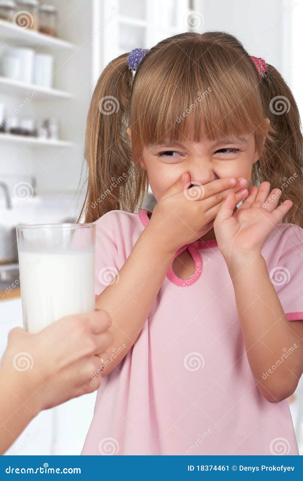 Mädchen mit Milch stockbild. Bild von hintergrund, kaukasisch - 18374461