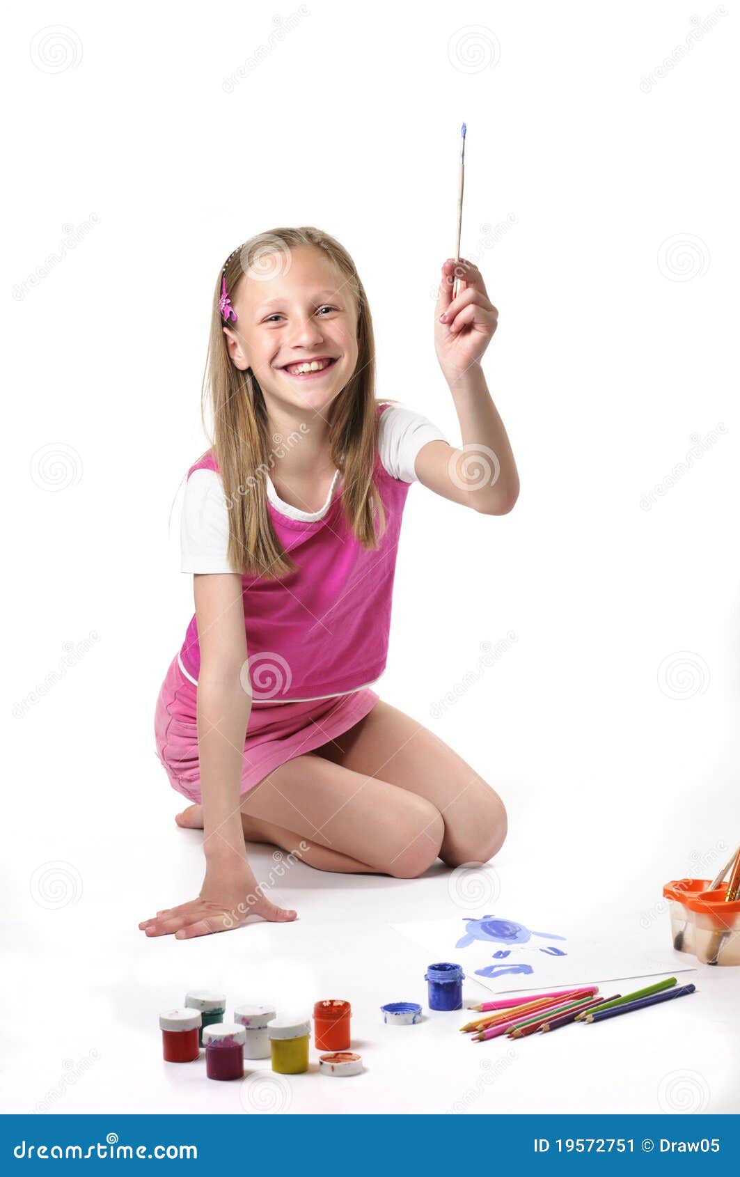 Mädchen Mit Pinsel Auf Weißem Hintergrund Stockbild - Bild von ...