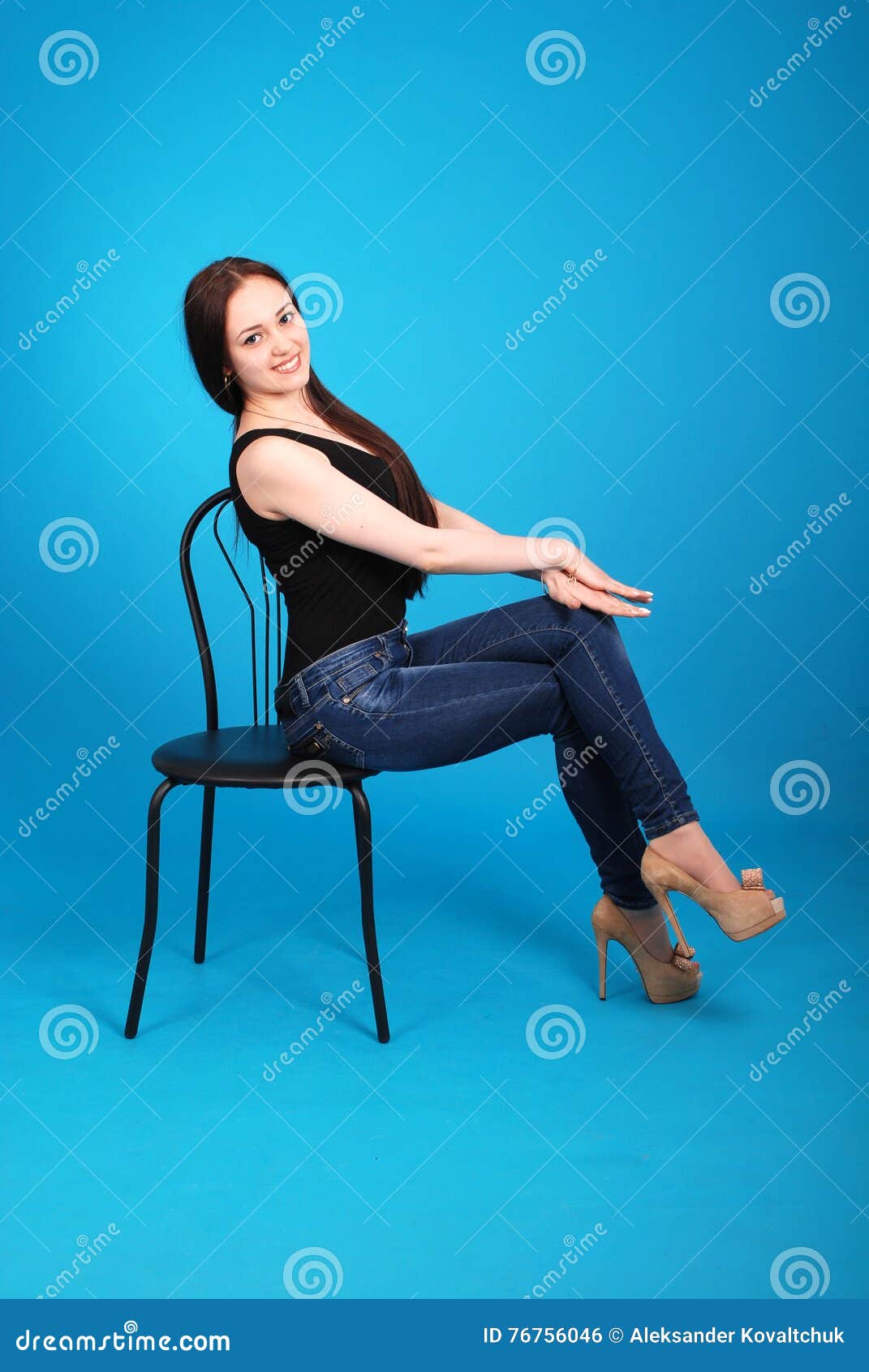 Mädchen Sitzt Seitlich Auf Einem Stuhl Stockfoto - Bild von jugend ...