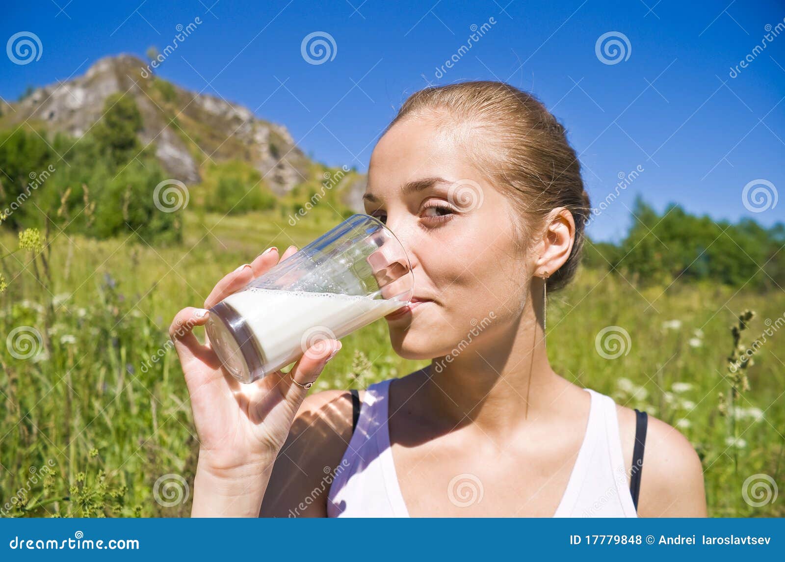 Mädchen trinkt Milch. stockfoto. Bild von freundlich - 17779848