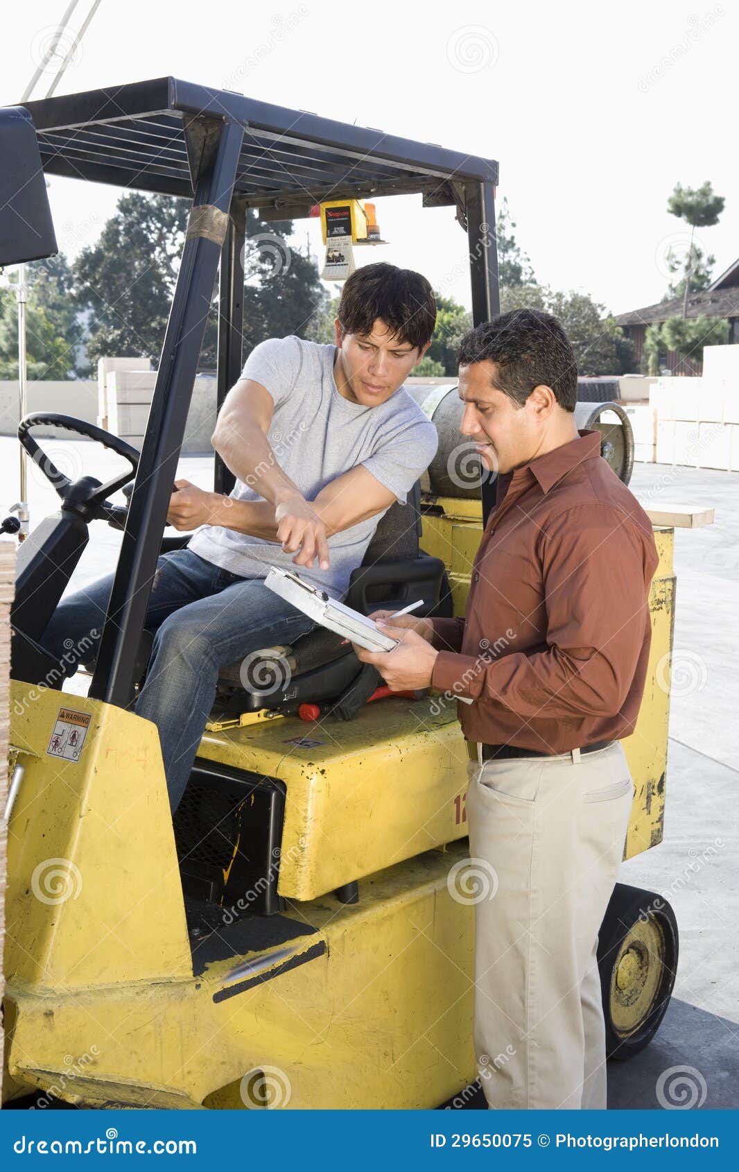 Männer, Die Im Lager Arbeiten Stockbild - Bild von antreiben, lagerhaus ...