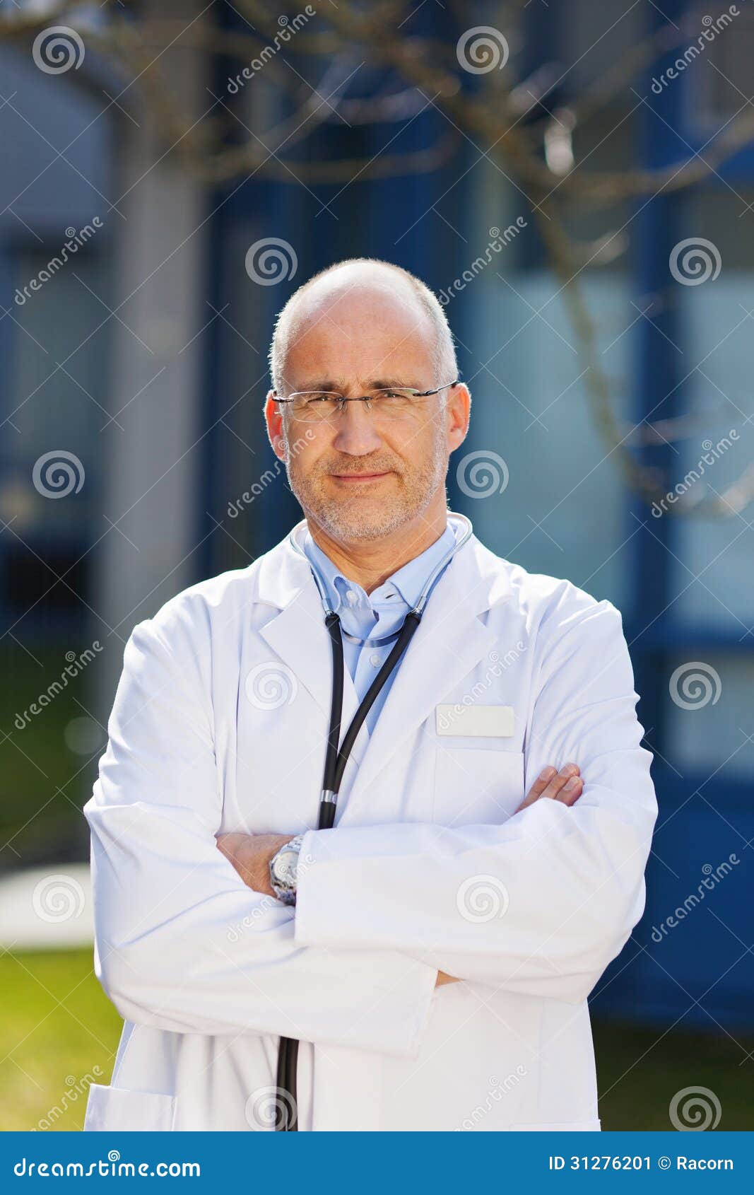 Männlicher Doktor with Arms Crossed Stockbild - Bild von experte, arme ...