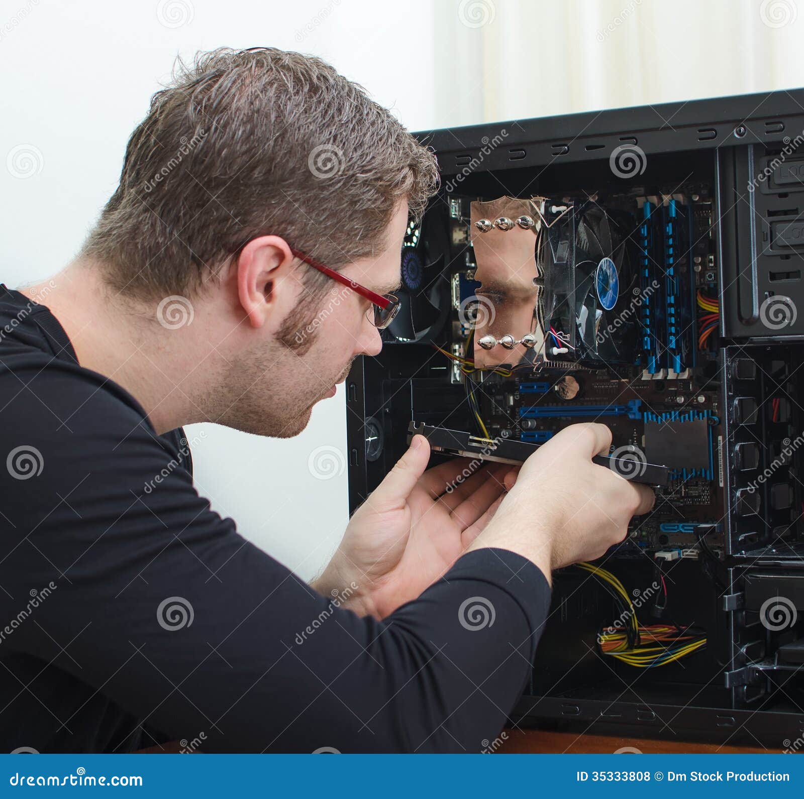 Männlicher Techniker, Der Computer Repariert Stockfoto - Bild von ...