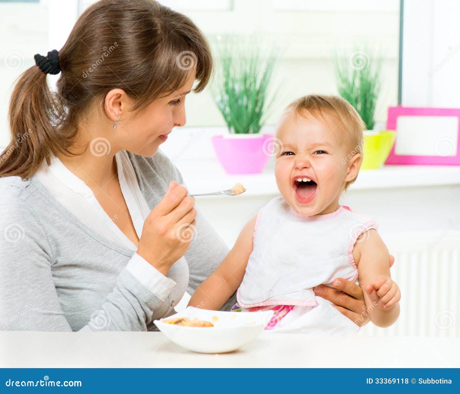 Mère alimentant son bébé photo stock. Image du repas - 33369118