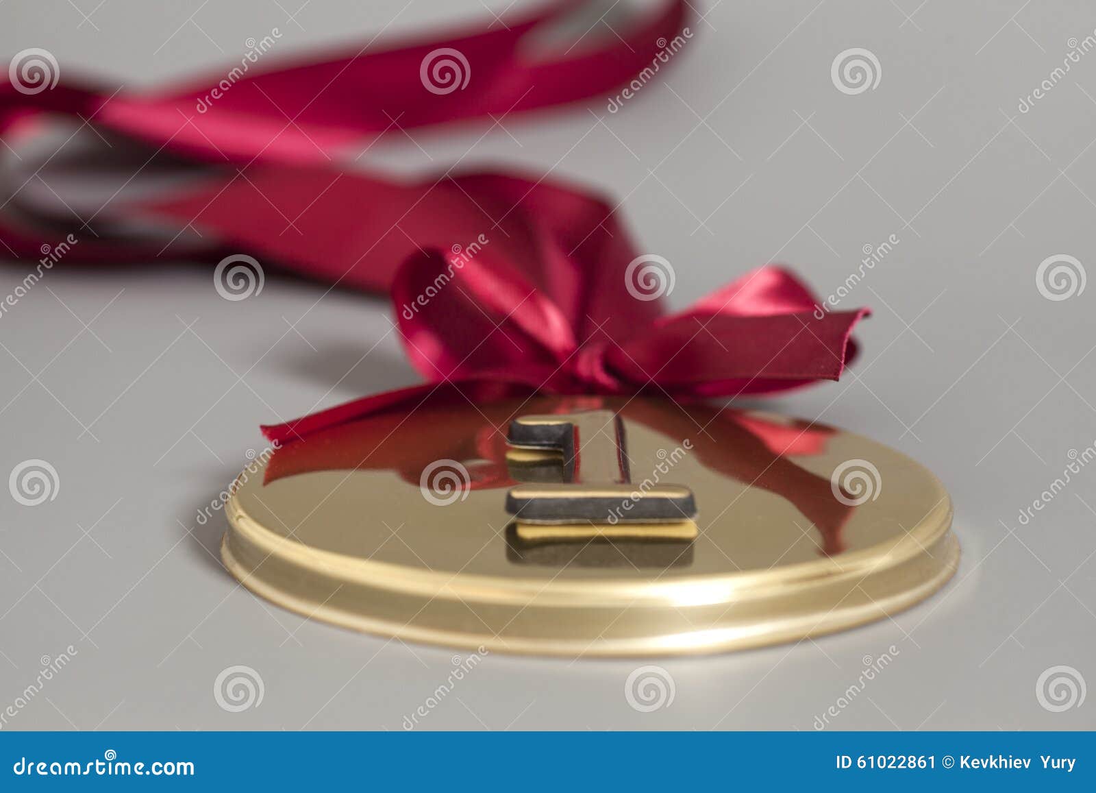 Médaille D'or De Champion Avec Le Ruban Rouge Image stock - Image du ...