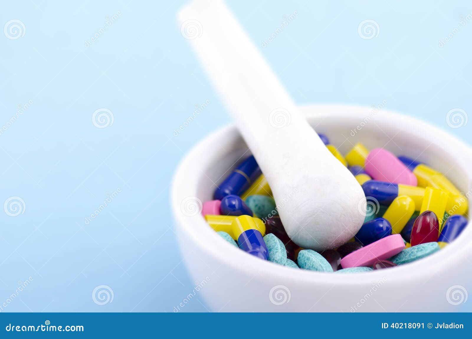 MÉDECINE DANS LE MORTIER ET LE PILON Image stock - Image du composer ...