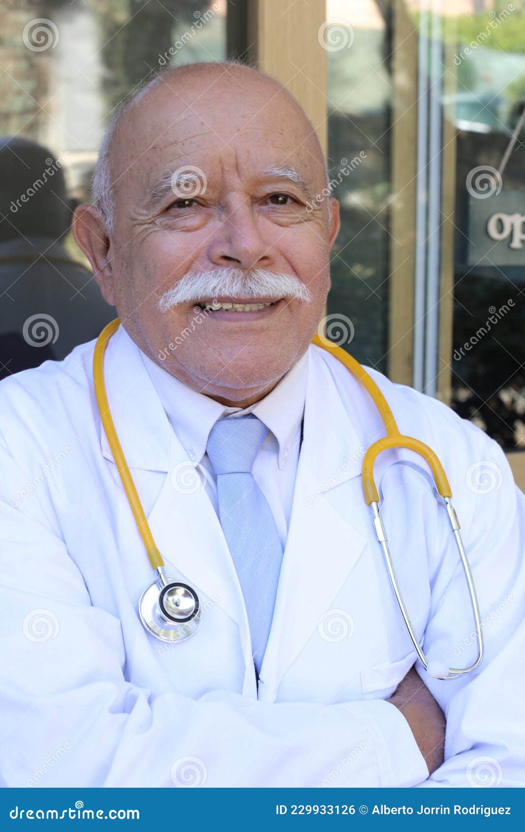 Médico Careca Sênior Com Bigode Foto de Stock - Imagem de povos, senior ...