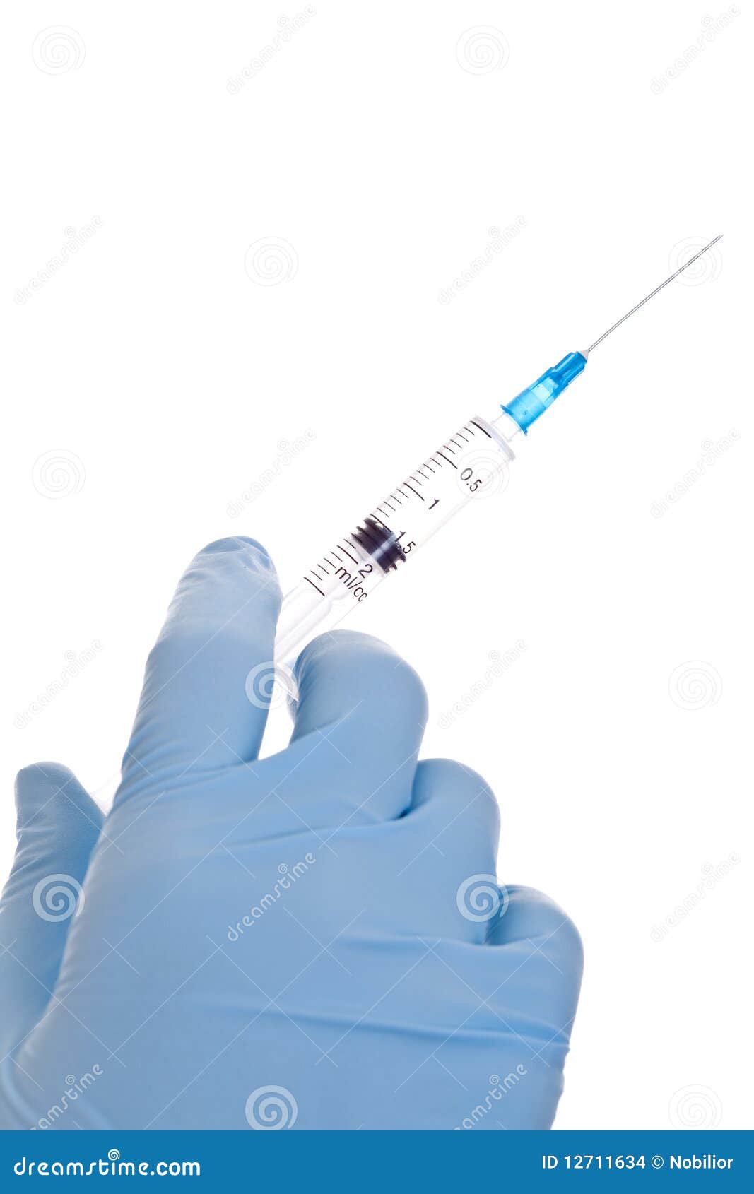 Médico con la jeringuilla foto de archivo. Imagen de remedio - 12711634