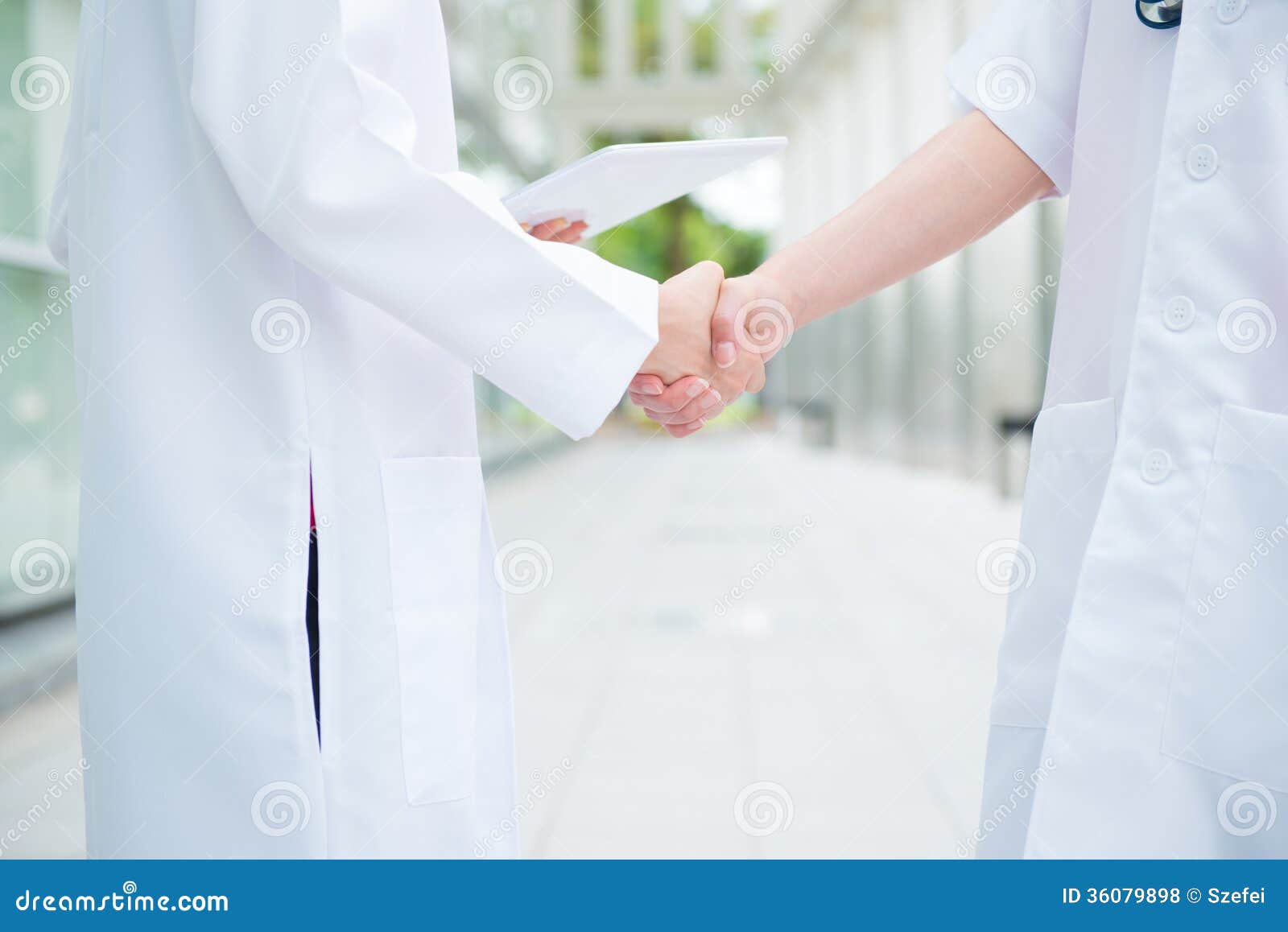 Médicos Que Sacuden Las Manos Foto de archivo - Imagen de sociedad ...