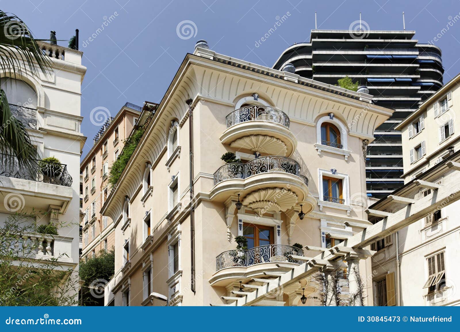 Mónaco, Construyendo Con Los Balcones Redondos Imagen de archivo ...