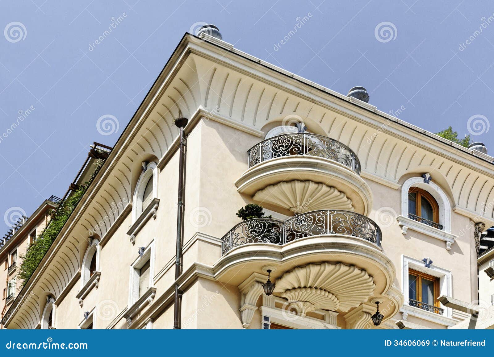 Mónaco, Construyendo Con Los Balcones Redondos Imagen de archivo ...
