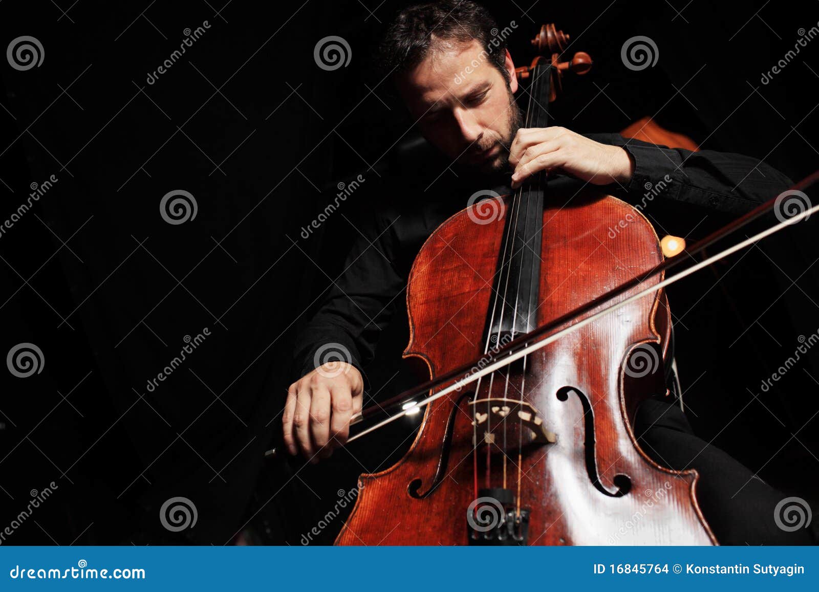 Música do violoncelo foto de stock. Imagem de preto, jogar - 16845764