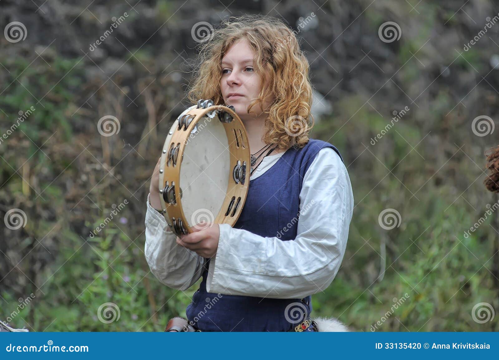 Músico Medieval Com Um Pandeiro Imagem Editorial - Imagem de alto ...