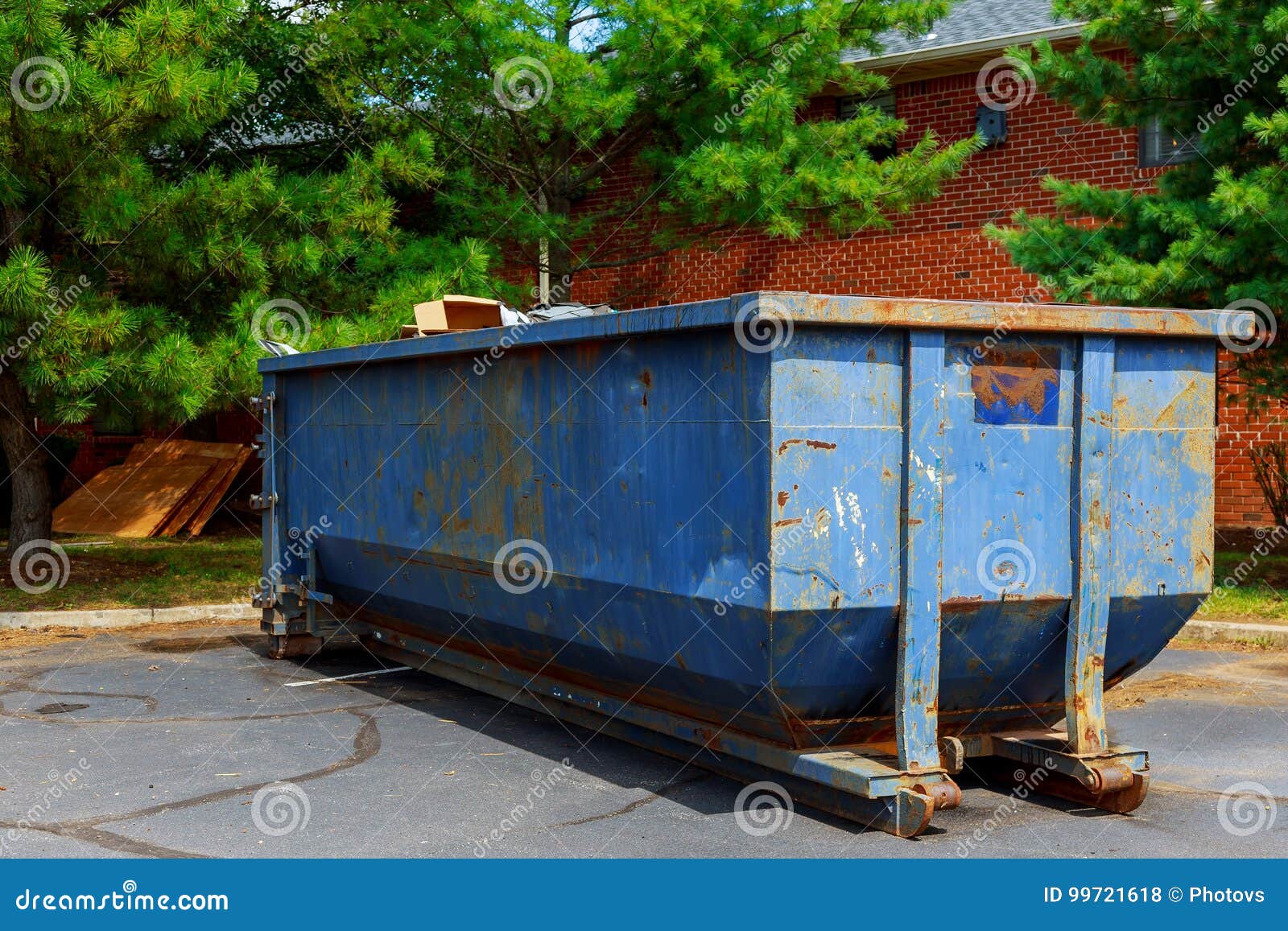 Müllcontainer, Die Mit Abfall in Einer Stadt Voll Sind Stockfoto - Bild ...