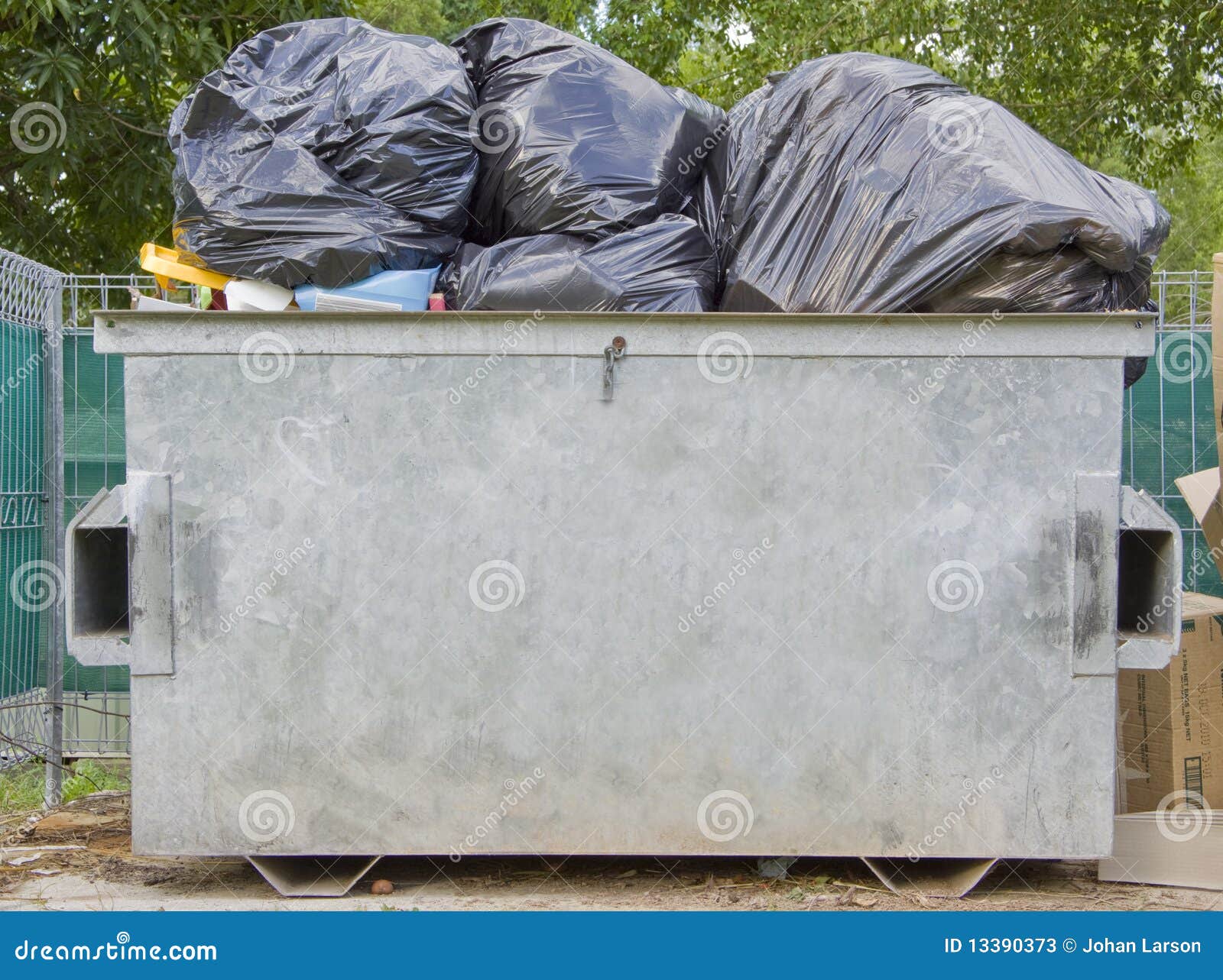 Müllcontainer voll Abfall stockbild. Bild von wegwerfbar - 13390373