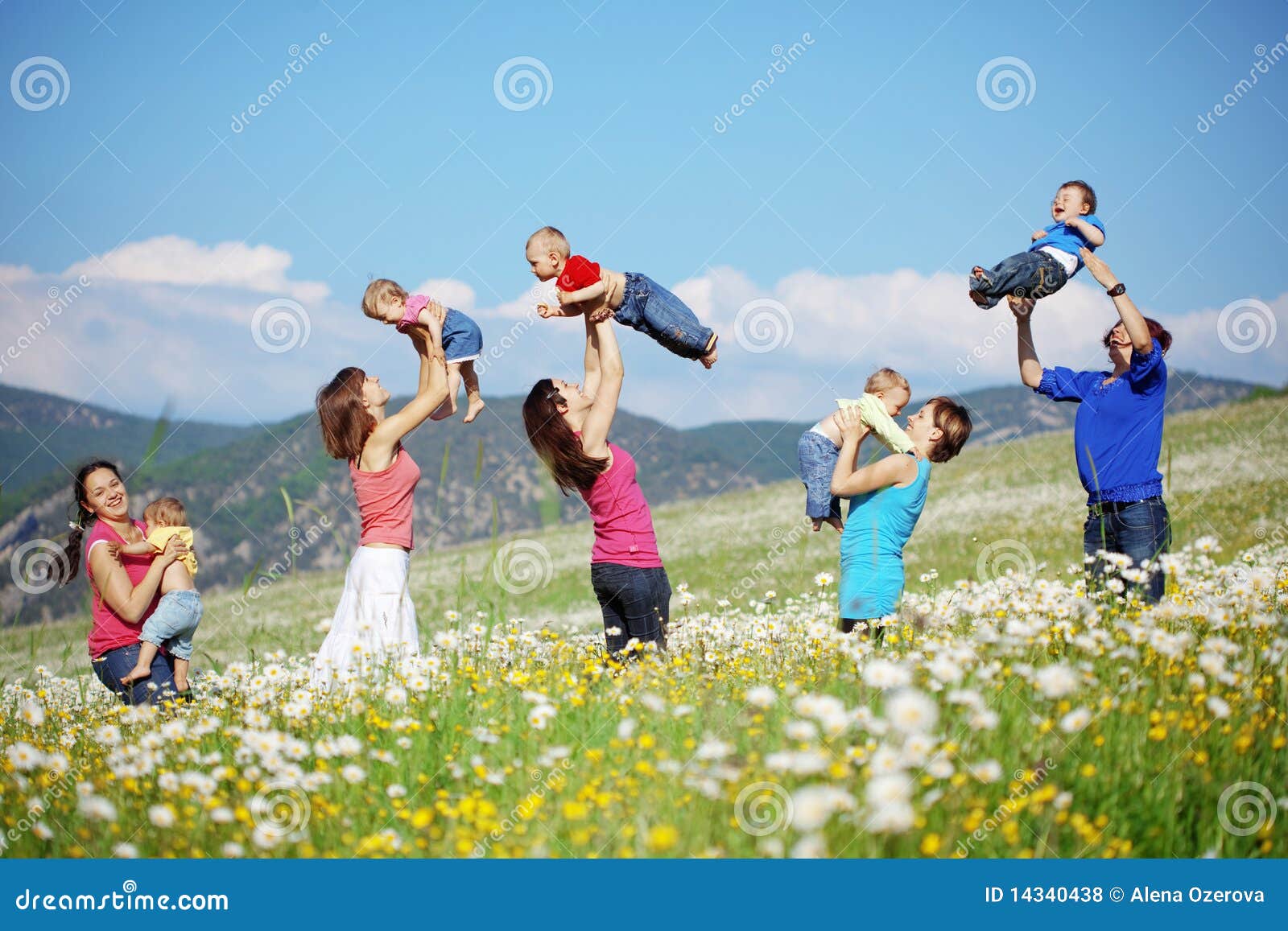 Mütter mit Kindern stockfoto. Bild von schätzchen, gras - 14340438