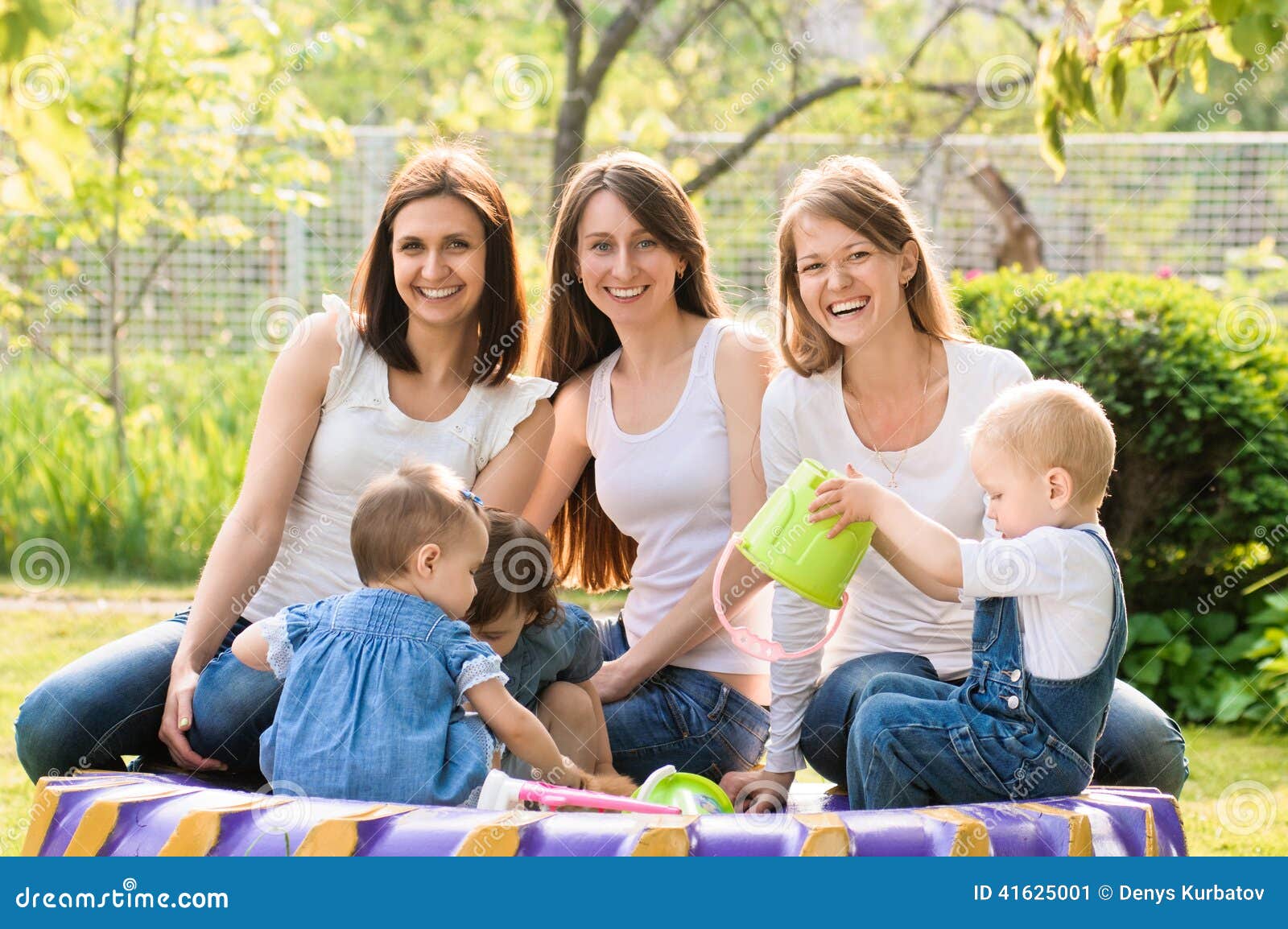 Mütter mit Kindern stockbild. Bild von kindheit, lachen - 41625001